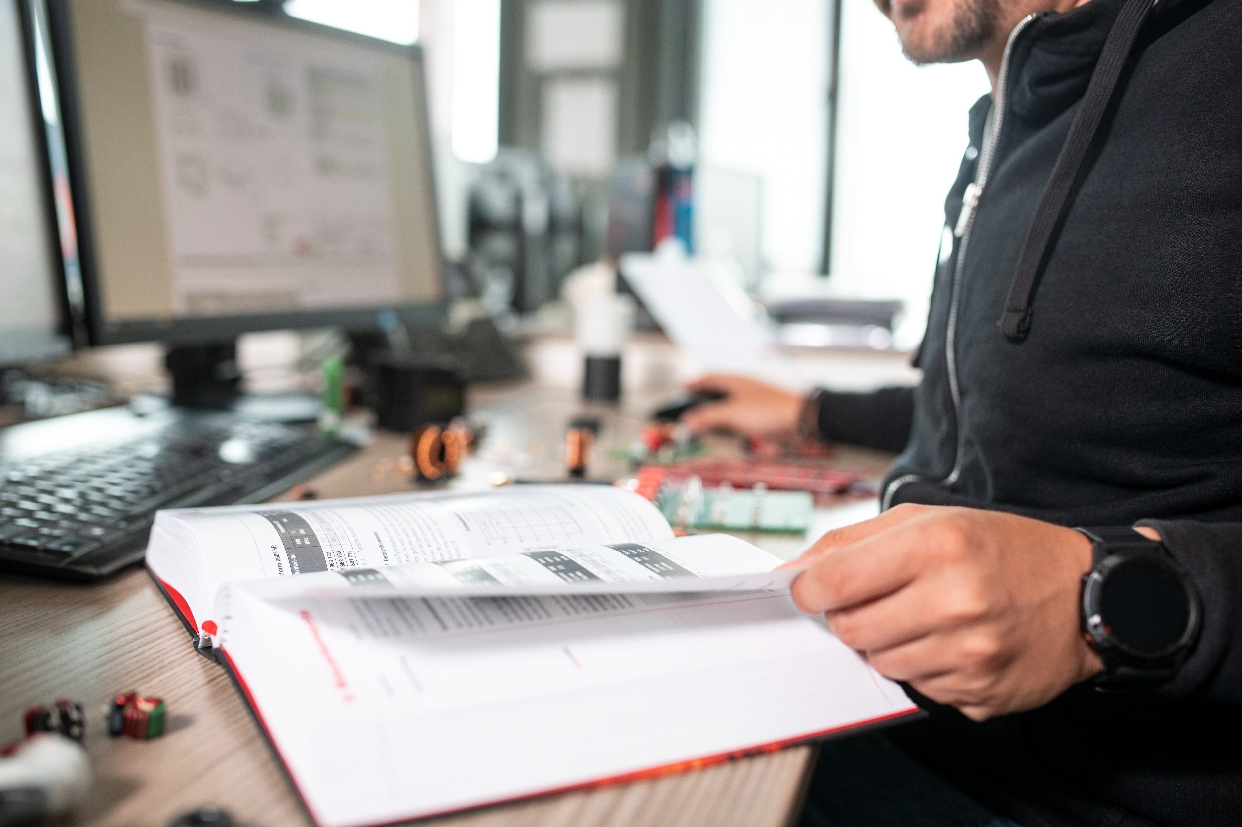 Design and study of a wide-band printed circuit board near-field probe