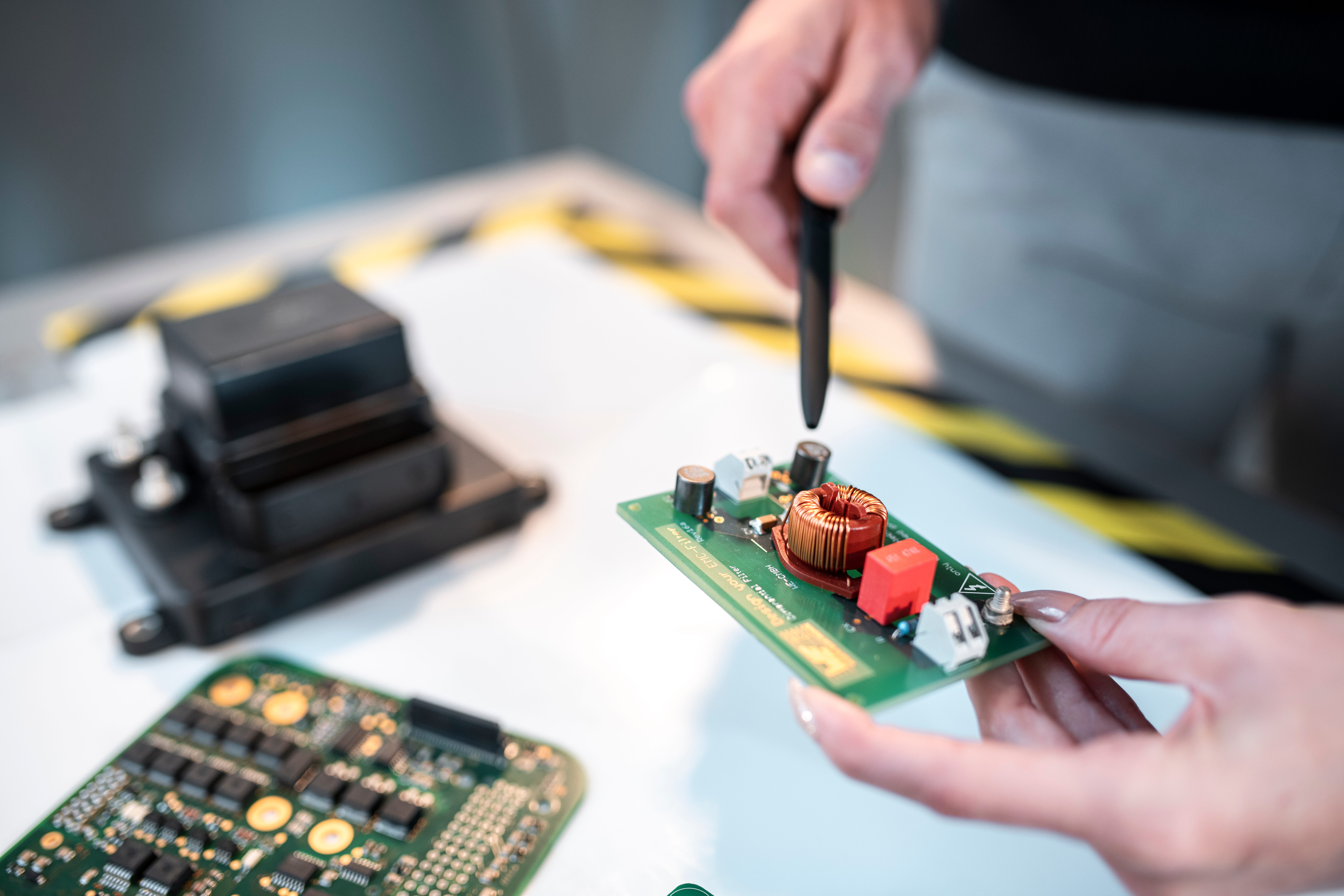 Aluminum Electrolytic vs. Aluminum Polymer Capacitor and how its ...